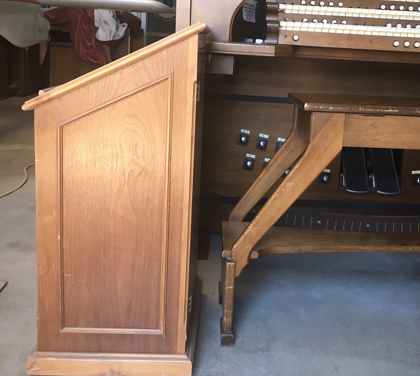 Pedestals – Pre-owned organs and digital pianos