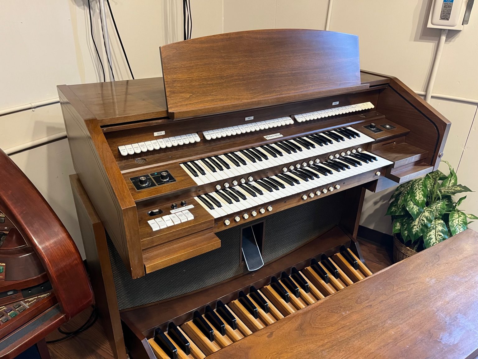 Pre-owned organs and digital pianos – Organ Stop/San Diego – Allen ...